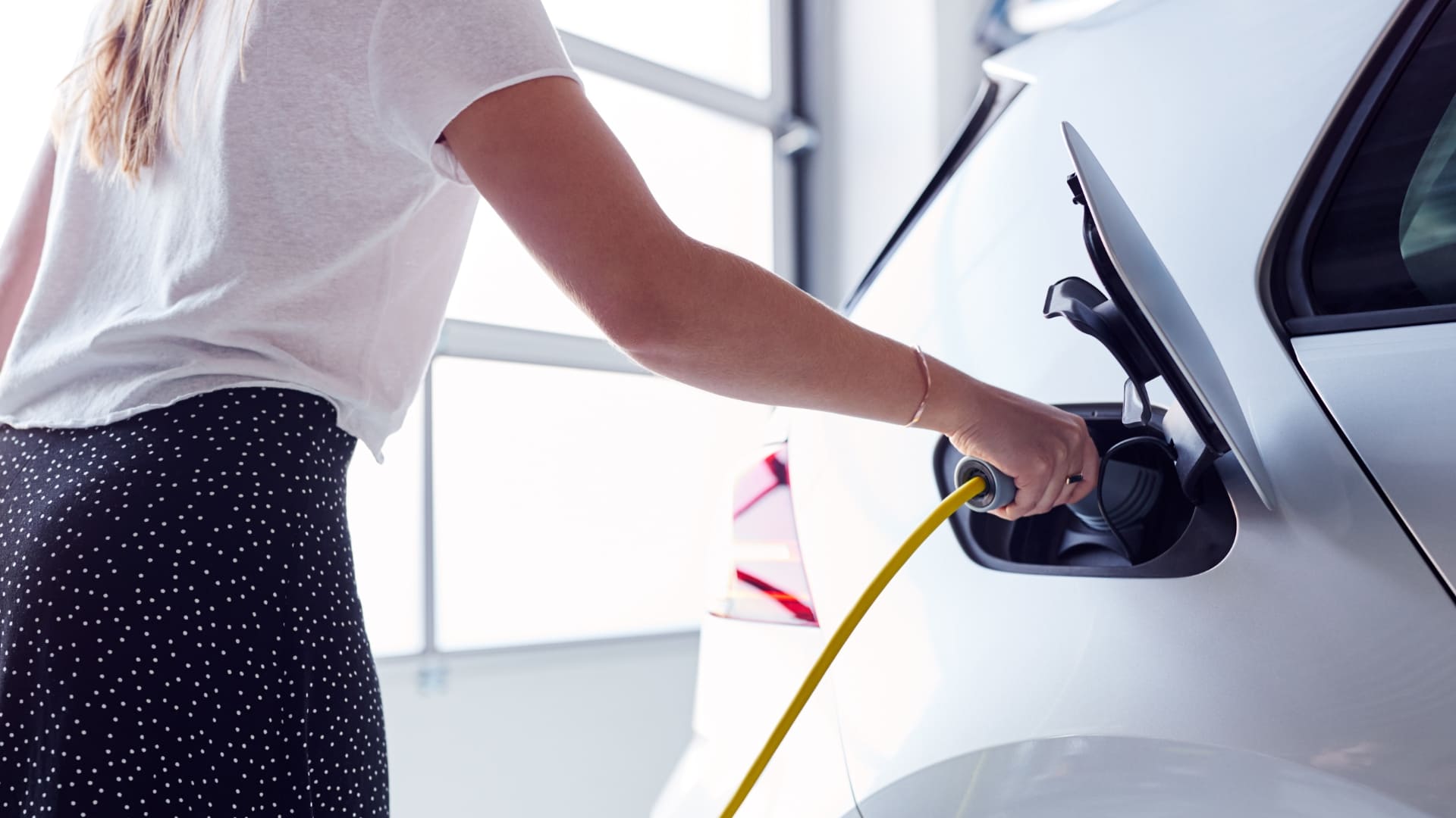 Consejos para cargar tu coche eléctrico en casa